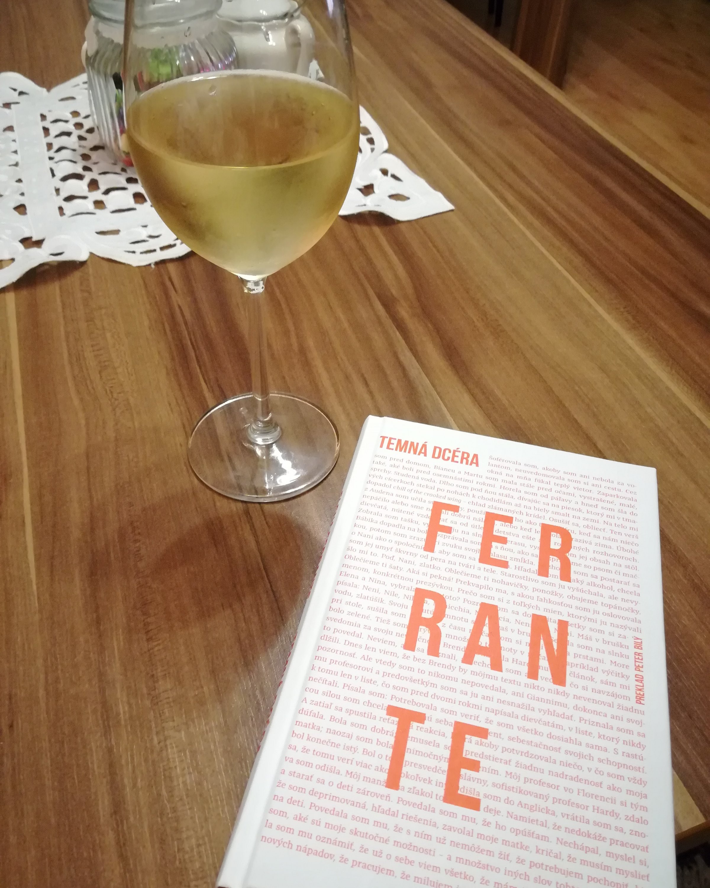 Temná dcéra (Elena Ferrante) – Drominička Číta